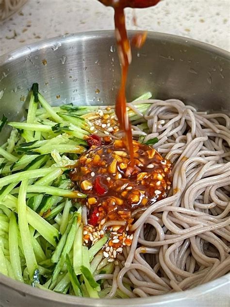 Цахим Хүйтэн гоймонтой салат хийх хамгийн хялбар жор Нэгэн хэвийн хоол идсээр залхаж байна уу