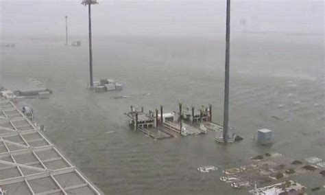 台风致日本关西机场成泽国，联络桥被撞成“孤岛”