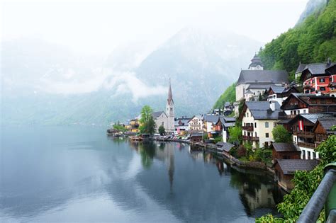 여름에 아름다운 빛 잘츠캄메르구트 지역 할슈타트 오스트리아에서 오스트리아 알프스의 유명한 할슈타트 산악 마을의 아름다운 그림