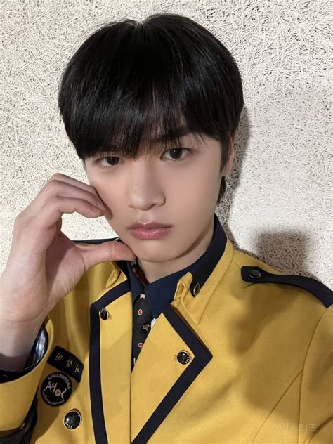 수능 응원글이랑 교복 셀카 올려준 서공예 연영과 출신 남자 아이돌  인스티즈 Instiz 이슈 카테고리