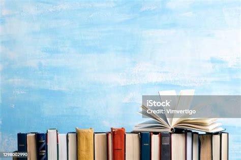 빈티지 오래된 하드 백 책 일기 나무 갑판 테이블과 추상적 인 배경에 팬 페이지와 구성 책 스태킹 학교로 돌아갑니다 공간을 복사합니다 교육 블루 배경 0명에 대한 스톡 사진