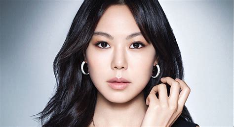 Fan Spotted Abandoning Actress Kim Min Hee After Adultery Scandal
