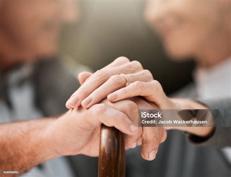 사랑 유대감 및 지원을 위해 자연에서 손 커플 및 지팡이를 잡습니다 평화 클로즈업 지팡이를 들고 공원에 있는 노인 남녀 보살핌 그리고 데이트에 대한 신뢰와 함께 정원에서