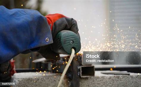 분쇄기로 금속 가공 건설 현장의 위치에서 금속 절단 금속 가공의 스파크 Performing Arts Event에 대한 스톡 사진 및 기타 이미지 Performing