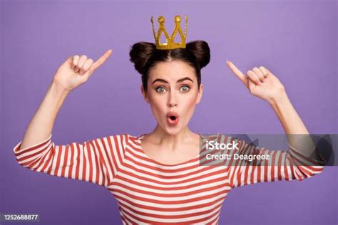 봐 사진 예쁜 레이디 스미 원스 파티 직접 손가락 머리 오픈 입 착용 골든 크라운 화이트 레드 캐주얼 스트라이프 셔츠 고립 된 파스텔 보라색 색상 배경 가리키기에 대한 스톡