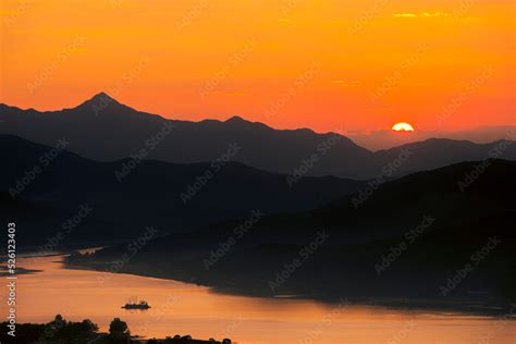 Foto De 대한민국 경기도 양평군 남한강과 북한강이 만나는 곳인 두물머리의 일출 풍경 Do Stock Adobe Stock