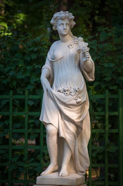 Estatua De Mármol De La Diosa Romana Flora En El Jardín De Verano San