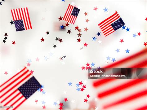 7월 4일 행복한 독립기념일 기억 애국심 자유의 개념 미국 국기 흰색 배경에 흰색 파란색 빨간색 별색의 색종이 0명에 대한 스톡 벡터 아트 및 기타 이미지 Istock