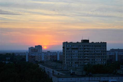 일몰 하늘과 구름의 배경에 대한 14 층의 높이에서 저녁 도시의 주거 구역의 여름 파노라마 0명에 대한 스톡 사진 및 기타 이미지 Istock
