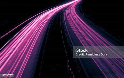 야간 도로 등 밤에 움직이는 자동차의 빛 긴 노출 레드 블루 그린 오렌지 0명에 대한 스톡 사진 및 기타 이미지 0명 거리 고속도로 Istock
