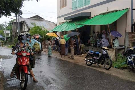 သရက်မြို့၌ အငြိမ်းစားဝန်ထမ်းများအား ပင်စင်လစာငွေများ ပုံမှန်ထုတ်ပေး Information And Public