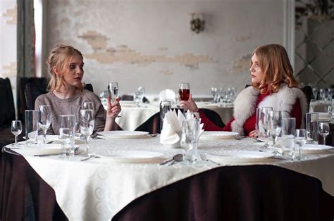 Богатая и бедная Фото с самим собой Успех и неудача Идеи для фото Красивая девушка пьет вино