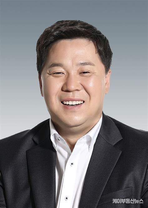 축사 김성수 경기도의회 경기도청예산결산특별위원회 위원장 경기도일간기자단 진실을 밝히고 지역사회의 희망과 변화를 이끌어가는 중심에서 큰 역할을 해 줄 것