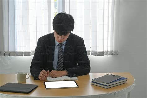 노트북에 메모를 하고 사무실에서 디지털 태블릿으로 작업하는 사업가 사진 Unsplash의 태국 이미지