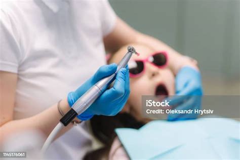 사무실에서 Destal의 자에 앉아 3d 안경에 어린 소녀와 연례 검 진이 있다 치과 의사 비서 Radiographer에 대한 스톡 사진 및 기타 이미지 Istock