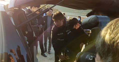 검은색·흰색 봉지 강에 떨어뜨렸다가 다시 주운 군 장교