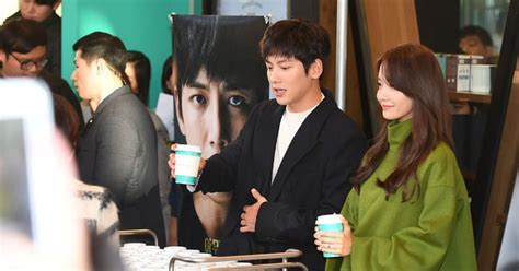 [사진]지창욱 윤아 커피 나눠 드려요