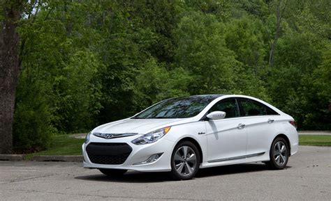 2011 Hyundai Sonata Hybrid Road Test Review Car And Driver
