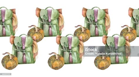 흰색 배경에 따기와 하이킹을 위한 매끄러운 테두리 수채화 녹색 배낭 오렌지 호박 주말 산책을 위한 숲 관광 가을 카드를 위해 손으로 그린 패턴입니다 벽지 테두리 가방에 대한