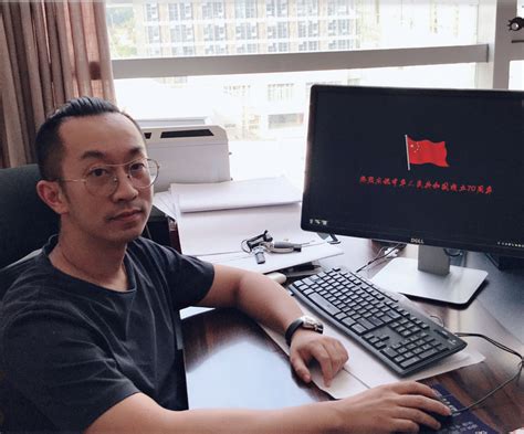 艺术创意学院教师开展我爱我的祖国与国旗合影活动