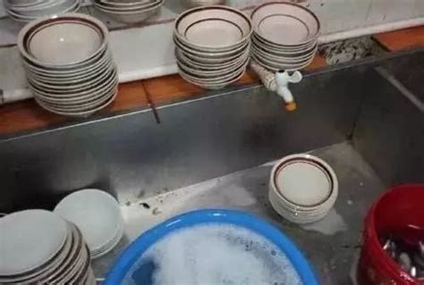 这样洗碗等于吃毒 开水根本烫不干净 赶紧都看看