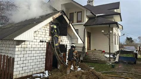 Горіла господарська будівля прикарпатські рятувальники приборкали пожежу Інформатор Івано