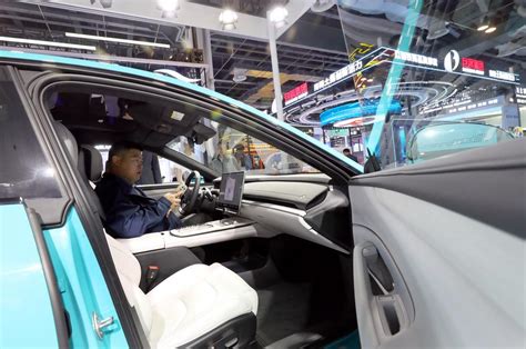 [사진] 샤오미 Su7 전기차 체험하는 관람객 이코노믹데일리