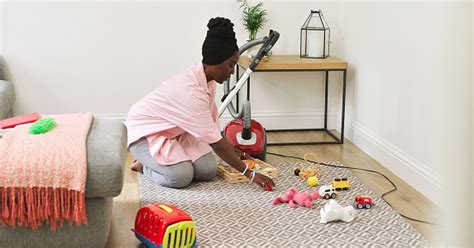 청소 장난감 그리고 집안일이나 책임을 위해 집 거실에 있는 흑인 여성 봄맞이 대청소 집안일 카펫이나 바닥에서 물건을 줍는 젊은 엄마 어수선한에 대한 스톡 사진 및 기타