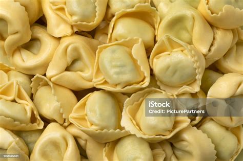 리코타와 시금치 풀 프레임으로 속을 채운 신선한 이탈리아 전통 토르텔리니 클로즈업 0명에 대한 스톡 사진 및 기타 이미지 0명 날것 네덜란드 Istock