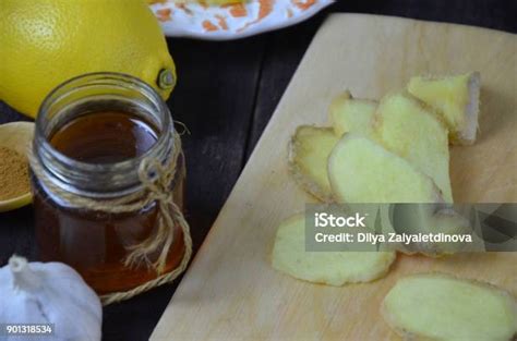 마 꿀 항아리에 생강 말린 레몬 슬라이스 계 피와 식탁에 강판 선택적 초점 0명에 대한 스톡 사진 및 기타 이미지 0명 강판 건강한 생활방식 Istock