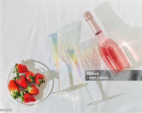 병에 담긴 장미 샴페인 와인과 레드 베리 딸기를 아름다운 그림자로 빛나게 합니다 감정에 대한 스톡 사진 및 기타 이미지 감정 결정체 공단 Istock