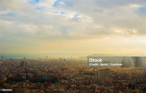구름에서 나오는 태양의 광선에 일몰에 바르셀로나의 파노라마 거리에 대한 스톡 사진 및 기타 이미지 거리 건물 외관 건축 Istock