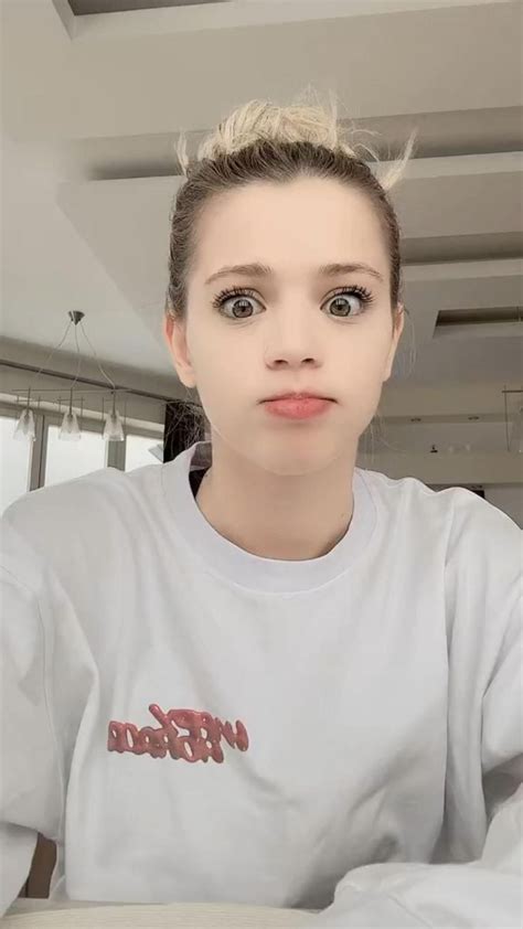 Юля Гаврилина Плачущая девушка Фанатка Карнавал