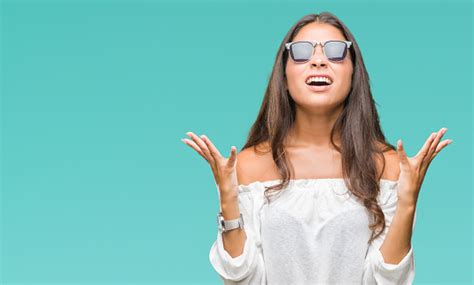 이상의 선글라스를 입고 젊은 아름 다운 아랍 여자 배경 미친 절연 고 미친 소리 하 고 적극적인 식와 팔 발생 함 좌절 개념입니다 감정에 대한 스톡 사진 및 기타 이미지