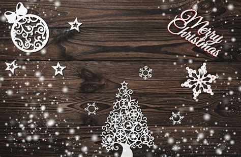 메리 크리스마스 비문 및 나무 배경 텍스트 작성 눈 효과 대 한 공간을 가진 인사말 카드에 손수 만든 나무 장난감의 위에서 볼 0명에 대한 스톡 사진 및 기타 이미지