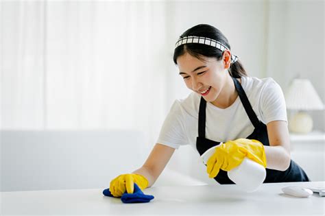 청녀들은 청소용 천과 소독 스프레이를 사용하여 집안의 탁자를 닦고 바닥을 걸레질한다 청소 직원 청소 메이드 20 24세에 대한 스톡 사진 및 기타 이미지 Istock