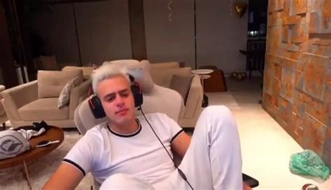 Hot Brazilian Streamer Farts For His Friends Thisvid Com