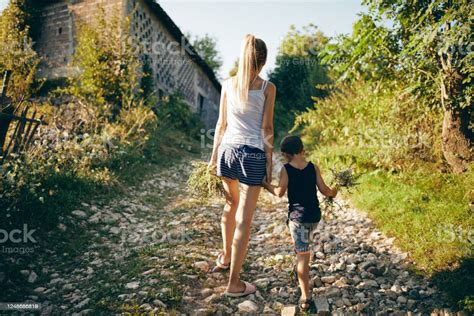 시골 마을 도로를 걷고 손을 잡고 꽃다발을 가진 어머니와 아들 2명에 대한 스톡 사진 및 기타 이미지 2명 가족 건강한 생활방식 Istock
