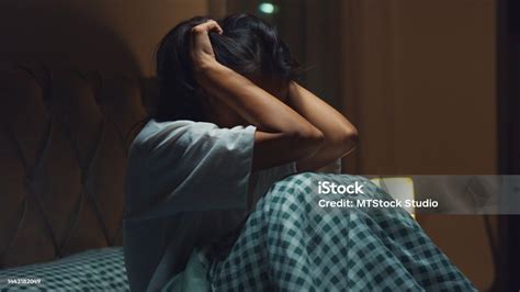 슬픈 우울한 아시아 소녀 침대에서 스트레스 불면증 및 수면 장애가있는 외로운 사람 아시아인에 대한 스톡 사진 및 기타 이미지 아시아인 자살 여자만 Istock
