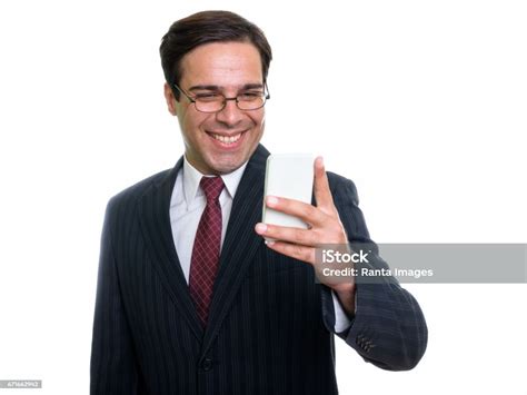 흰색 배경에 고립 된 휴대 전화를 사용 하는 동안 웃 고 젊은 행복 페르시아어 사업가의 스튜디오 샷 30 39세에 대한 스톡 사진 및 기타 이미지 Istock