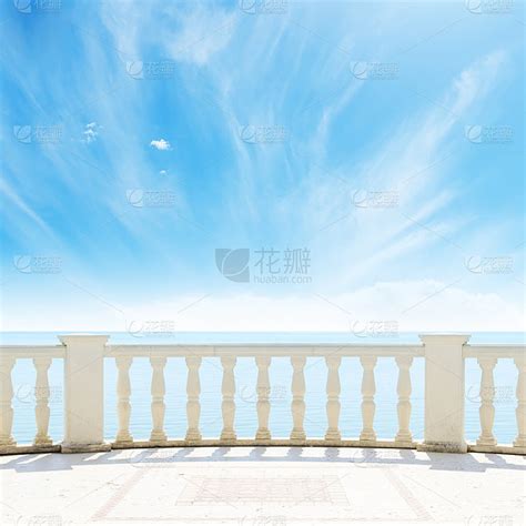 在多云的天空下阳台上眺望大海