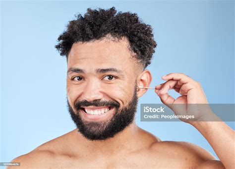 파란 배경에 귀를 청소하는 잘 생긴 젊은 남자의 스튜디오 초상화 20 29세에 대한 스톡 사진 및 기타 이미지 20 29세 25 29세 갈색 머리 Istock