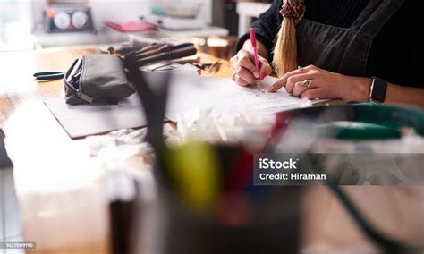 손 글쓰기 및 소규모 비즈니스 워크샵의 책상에서 일하는 여성 디자이너와 함께 창의적입니다 종이 예술 및 디자인 여성 기업가가 창의력을 위해 스튜디오의 테이블에 그림을 그리는