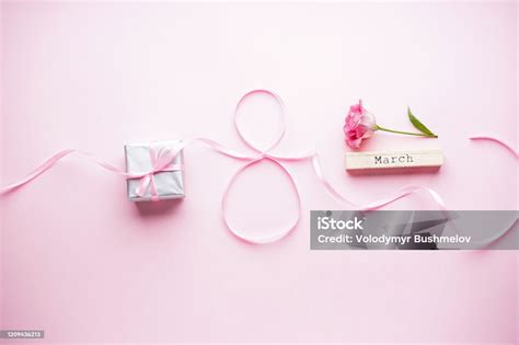3 월 8 일 개념에 여성의 날 분홍색 파스텔 배경에 선물 상자와 리본이있는 유스토마 꽃 플랫 레이 0명에 대한 스톡 사진 및 기타 이미지 Istock
