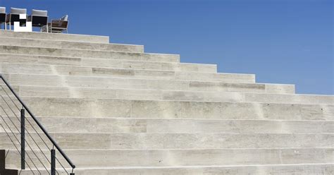 낮에는 푸른 하늘 아래 하얀 콘크리트 계단 사진 Unsplash의 무료 멕시코 이미지