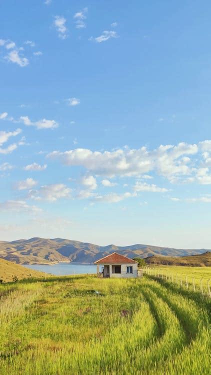 건물 건축 경치 경치가 좋은 고요한 낮 내야 농부 농업 농촌 관광 농촌의 다채로운 들판 롤링 힐스 맑은 푸른 하늘 맑은 하늘 목가적인 밀