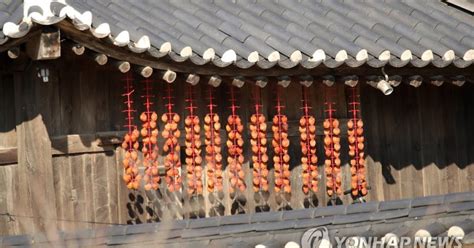 고택 처마 밑의 늦가을