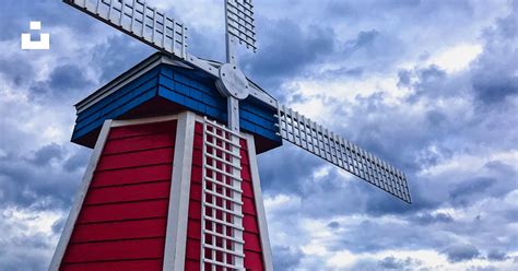 풍차가 있는 흰색과 빨간색 헛간 집 사진 Unsplash의 무료 풍차 이미지