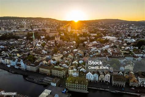 화창한 날에 스위스 취리히 호수 위를 비행하는 공중 무인 항공기가 촬영되었습니다 취리히시에서 여름에 인기있는 큰 웅장한 호수와 자연 산의 경관의 아름다운 풍경 0명에 대한