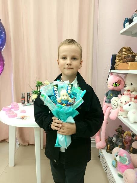 Сладкий подарок в руках сладкого, красивого мальчишки А вы где ...